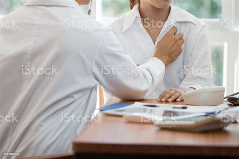 의사는 병원에서 책상에 클립 보드와 함께 아픈 청진기 아시아 여성에 의해 심장 신체 환자를 확인 의료 의학 개념 건강 진단에