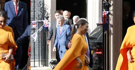 Vestido De Janja Na Inglaterra Primeira Dama Usa Look Laranja Capa