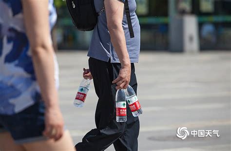 北京气温破30℃晴热暴晒 街头行人着装清凉 天气图集 中国天气网