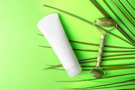 녹색 허브 잎이있는 화장품 병 용기 브랜딩 모형을위한 블랭크 라벨 천연 미용 제품 컨셉 개념에 대한 스톡 사진 및 기타 이미지 Istock