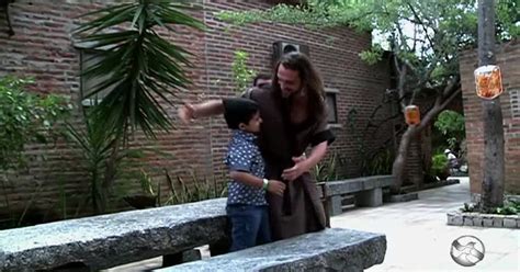 G1 Menino realiza sonho conhece Jesus e participa da Paixão de