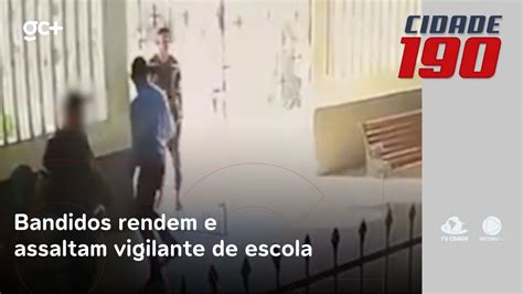 Bandidos aproveitam portões abertos invadem escola rendem e assaltam