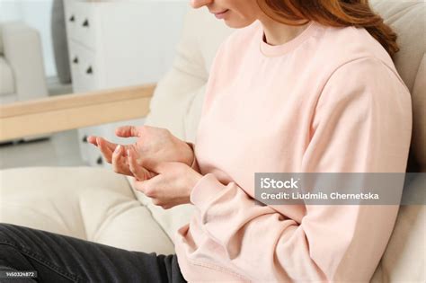 소파에 방아쇠를 당기는 손가락으로 고통받는 여자 근접 촬영 30 34세에 대한 스톡 사진 및 기타 이미지 30 34세 건강