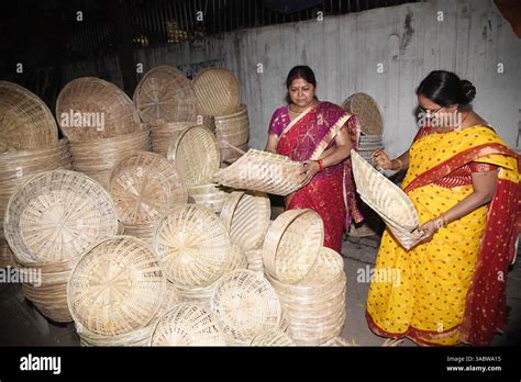 Patna India April 1 Chhath Devotees Purchasing Soop And Baskets