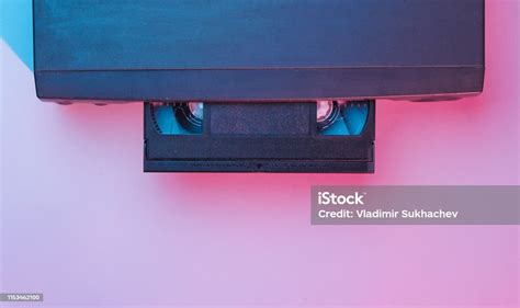 복고풍 웨이브 미니 멀리즘 80 년대 개념입니다 Vhs 카세트 네온 빛과 비디오 플레이어 밤의 삶 평면도 비디오 테이프에 대한