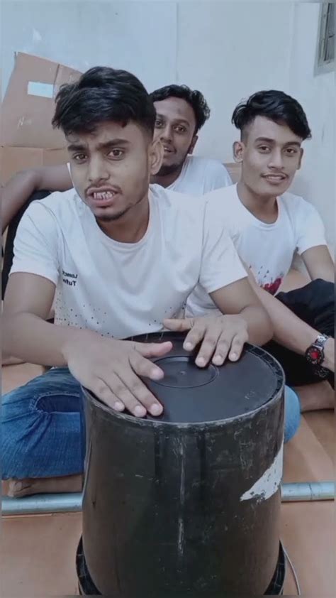 বন্ধুদের সাথে আড্ডা করে গান 🤟🤟 Youtube