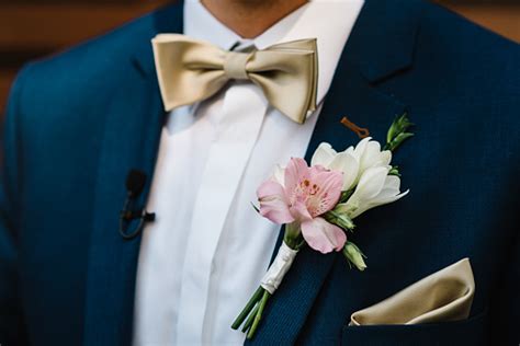 양복을 입은 남자와 나비 넥타이를 매고 있다 재킷에 버튼 홀 Boutonniere 집에서 아침 준비 신랑 남자의 패션 사진