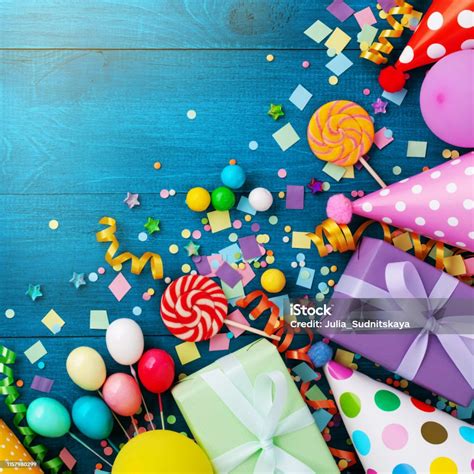 풍선 선물 또는 선물 상자 색종이 사탕 및 휴일 용품생일 파티 테이블 맨 위 보기 고풍스런에 대한 스톡 사진 및 기타 이미지