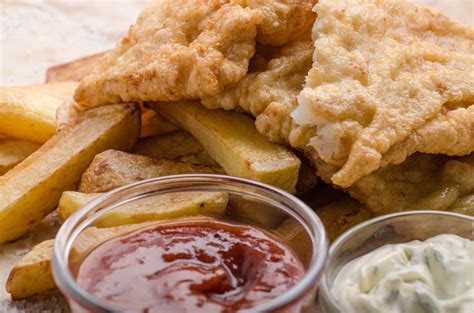 양피지에 케첩과 치 타르 소스가 있는 전통 영국 길거리 음식 생선 및 칩 감자 요리에 대한 스톡 사진 및 기타 이미지 감자 요리 감자 칩 건강에 좋지 않은 음식