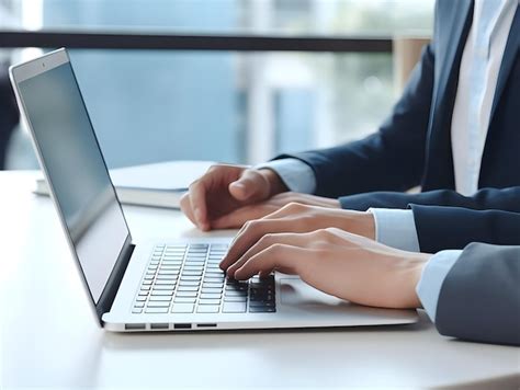 Persona de negocios que utiliza una computadora portátil y hombre o