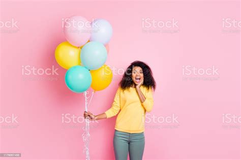 흥분 된 충격 소녀의 초상화 는 많은 발롱을 잡아 기념일 8 행진 감동 비명 와우 Omg 착용 노란색 풀오버 바지 파스텔 색상