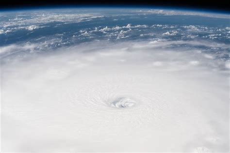 宇宙から撮影した大型ハリケーンの「目」が恐ろしい…nasaが映像など公開 Fundo