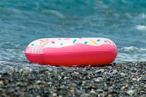 바다 파도 Hipster 뿌려 도넛 플 로트입니다 여름 배경 도넛에 대한 스톡 사진 및 기타 이미지 도넛 수영 동작 활동