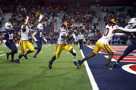 Williams Throws For 5 Tds No 10 Usc Outlasts Arizona Cbs Los Angeles
