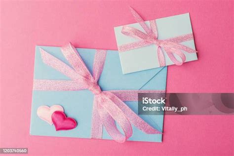 분홍색 리본과 분홍색 배경 위에 장식 하트 봉투 발렌타인 데이 컨셉 공휴일에 대한 스톡 사진 및 기타 이미지 공휴일 관능