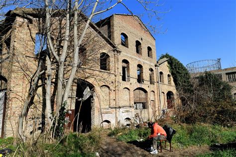 Una fábrica abandonada en Roma se convirtió en galería de arte y hogar de refugiados al mismo