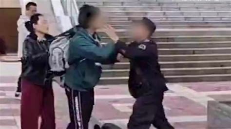 因自行车停放问题起冲突，高校保安多次拳击学生凤凰网视频凤凰网