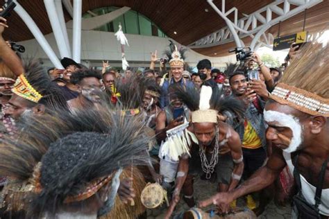 Langkah Ganjar Pranowo Di Hari Pertama Kampanye Menyapa Warga Papua