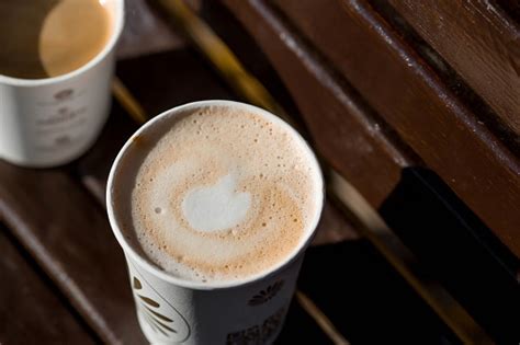 라떼 커피가 있는 친환경 종이 커피 컵 맛있는 섬세한 커피 거품 너랑 술 한잔하자 길거리 패스트 푸드 폐기물 제로 플라스틱 프리 개념 0명에 대한 스톡 사진 및 기타 이미지