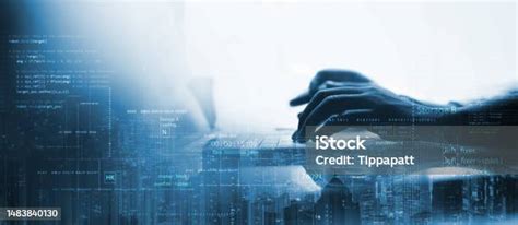 디지털 기술 소프트웨어 개발 개념 코딩 프로그래머 가상 화면에서 회로 기판 및 자바스크립트가 있는 노트북에서 작업하는 소프트웨어 엔지니어 사물 인터넷 Iot 소프트웨어