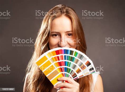컬러 가이드 팔레트를 들고 있는 인테리어 디자이너 여성 팔레트에 대한 스톡 사진 및 기타 이미지 팔레트 여자 색상 이미지 Istock