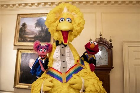 Ave Amarilla De Plaza Sésamo Personaje Icónico De La Tv Infantil