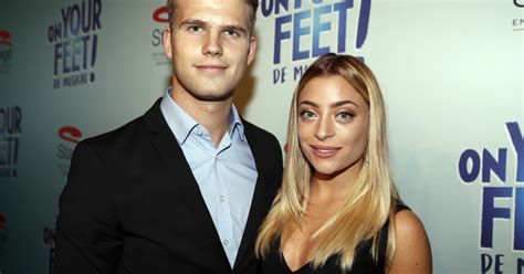 Liefdesbreuk Voor Ogene Zangeres Amy