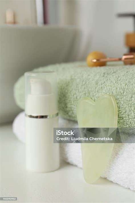 옥 괄사 도구 화장품 및 흰색 조리대에 접힌 수건 근접 촬영 0명에 대한 스톡 사진 및 기타 이미지 0명 결정체 노화 Istock