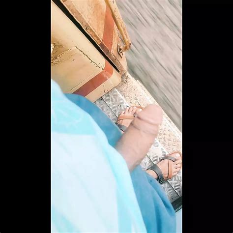 Trenul de alergare bărbați nudi sexy care își expun pula în public