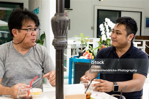 일본 또는 아시아 사람 친구 또는 가족과 즐기는 음식 파티 또는 이벤트에서 테이블 주위에 앉아 및 야외 카페 또는 좋은 여름
