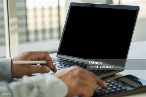 테이블에 빈 화면이있는 노트북 광고 문자 메시지에 대한 빈 복사 공간 화면이있는 랩톱 컴퓨터에서 작업 공간 배경 새 프로젝트 가정의 방에 대한 스톡 사진 및 기타 이미지