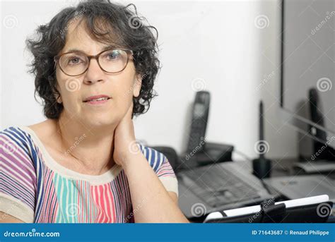 Портрет очаровывая средн постаретой женщины Стоковое Изображение