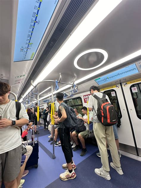 Unpopular Opinion But 我鍾意依啲車廂多過舊款嗰隻 每次喺港島線搭到都會有莫名嘅喜悅 主要係因為我好鍾意好光嘅地方 新車廂