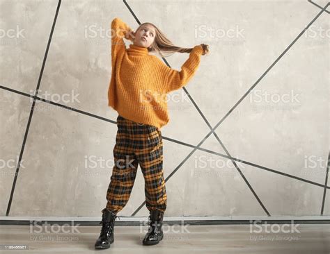귀여운 비탄 소녀 서 에 그녀의 방 12월에 대한 스톡 사진 및 기타 이미지 12월 가정의 방 감정 Istock