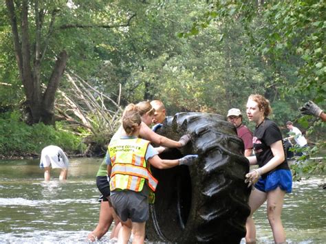 Terri Barner Mark Walizer Receive Cleanscapes Awards News Sports Jobs The Express