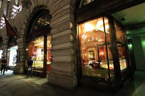 雖然燈光好氣氛佳，但攝政街店家都早早就打佯，夜晚來這只能逛窗櫥囉。