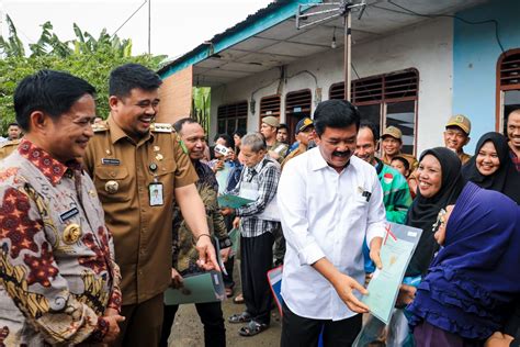 Bersama Bobby Nasution Serahkan Sertifikat Tanah Menteri ATR BPN