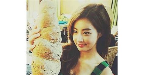 강소라 얼굴보다 큰 소라빵 들고 미모 자랑여신