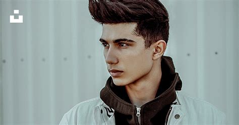 Un Hombre Con Chaqueta Blanca Y Camisa Negra Foto Imagen De Modelo