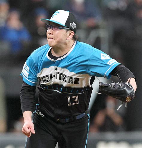 【日本ハム】生田目翼にアクシデント 左膝付近に打球直撃→悶絶→治療も笑顔で再びマウンドへ｜ニフティニュース