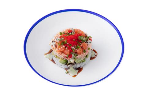 연어 게 양파 참깨 날으는 생선 캐비아 쌀 소스 오이 아보카도 노리를 흰색 배경에 접시에 곁들인 샐러드 게에 대한 스톡 사진 및