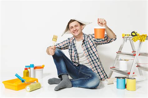 페인트 브러시 수 악기 재건축 아파트 방 바닥에 앉아 신문 모자에서 남자 흰색 배경에 고립 벽지 액세서리를 붙이기 그림 도구 수리 가정 개념입니다 개선에 대한 스톡 사진 및