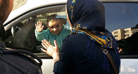 ترفندی بی نظیر برای باز کردن درب قفل شده خودرو هنگامی که کودک در آن گیر افتاده ویدیو