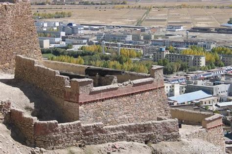 百年前，藏軍死守宗山古堡抵抗英軍侵略，彈盡糧絕後全部跳崖犧牲 每日頭條