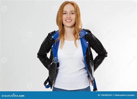 Feliz Y Emocionada Joven Mujer Con Camisa Blanca Y Chaqueta De Cuero Negro Aislada De Fondo