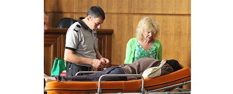 Миню Стайков в инвалидна количка пред Темида