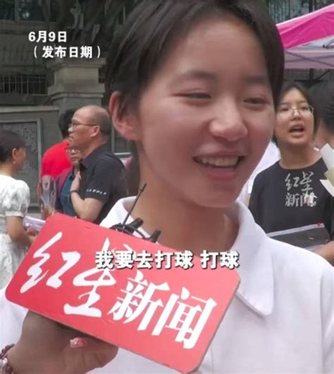 高考结束，女生大喊“我要去打羽毛球，已经两周没打了”，林丹邀约：很有趣，我请你打球红星女孩来源
