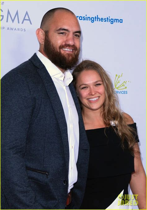 Ronda Rouseys Boyfriend Travis Browne Sends Love During Ufc 207 Prep