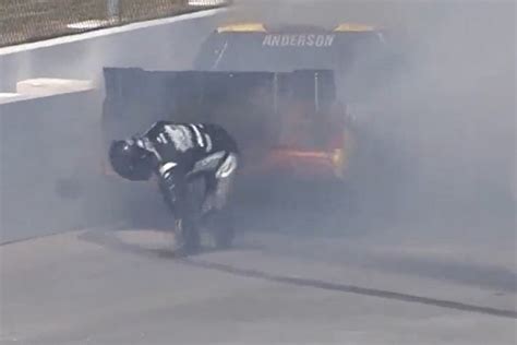 NASCAR Piloto Sai De Carro Em Movimento Para Se Livrar Do Fogo