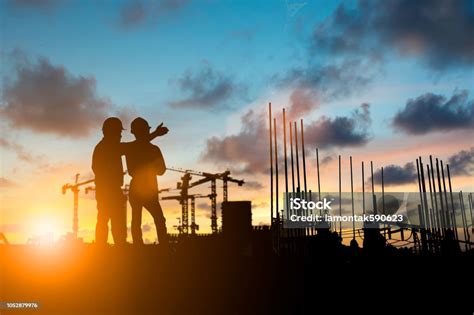 조명 박람회와 산업 배경에 대 한 흐린된 배경 위에 사이트에서 작업 하는 엔지니어 및 건설 팀의 실루엣 함께 여러 참조 이미지